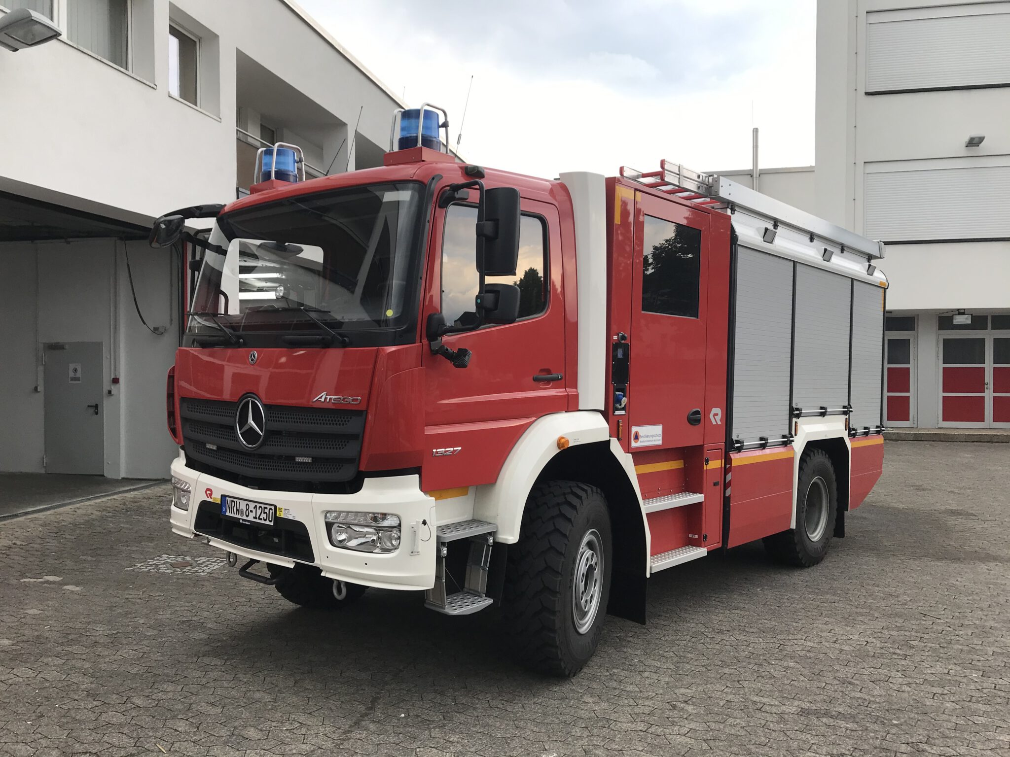 Neues Löschfahrzeug für den Katastrophenschutz – Feuerwehr der ... Neues Löschfahrzeug für den Katastrophenschutz – Feuerwehr der ...